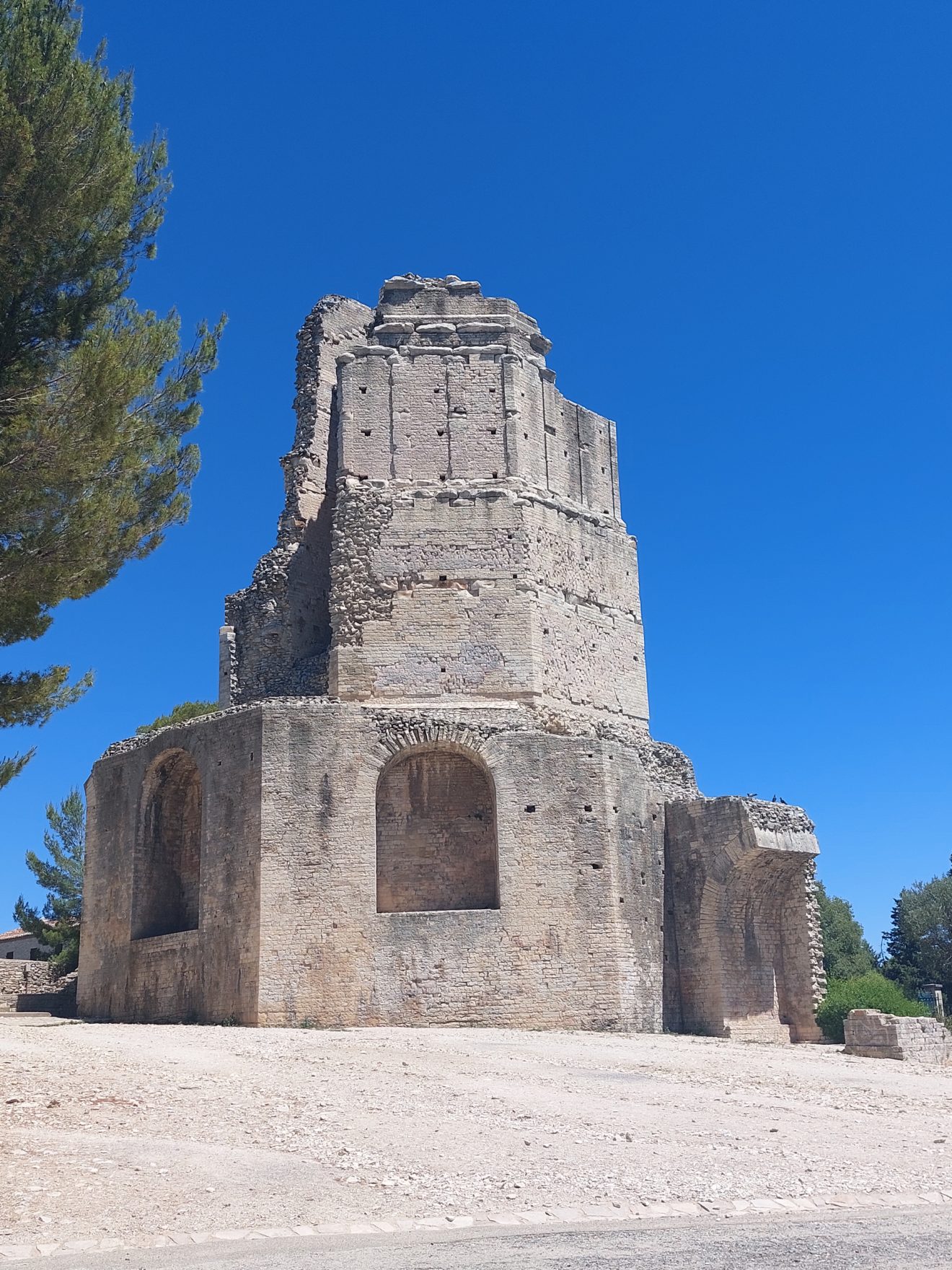 La Tour Magne – Les vrais voyageurs